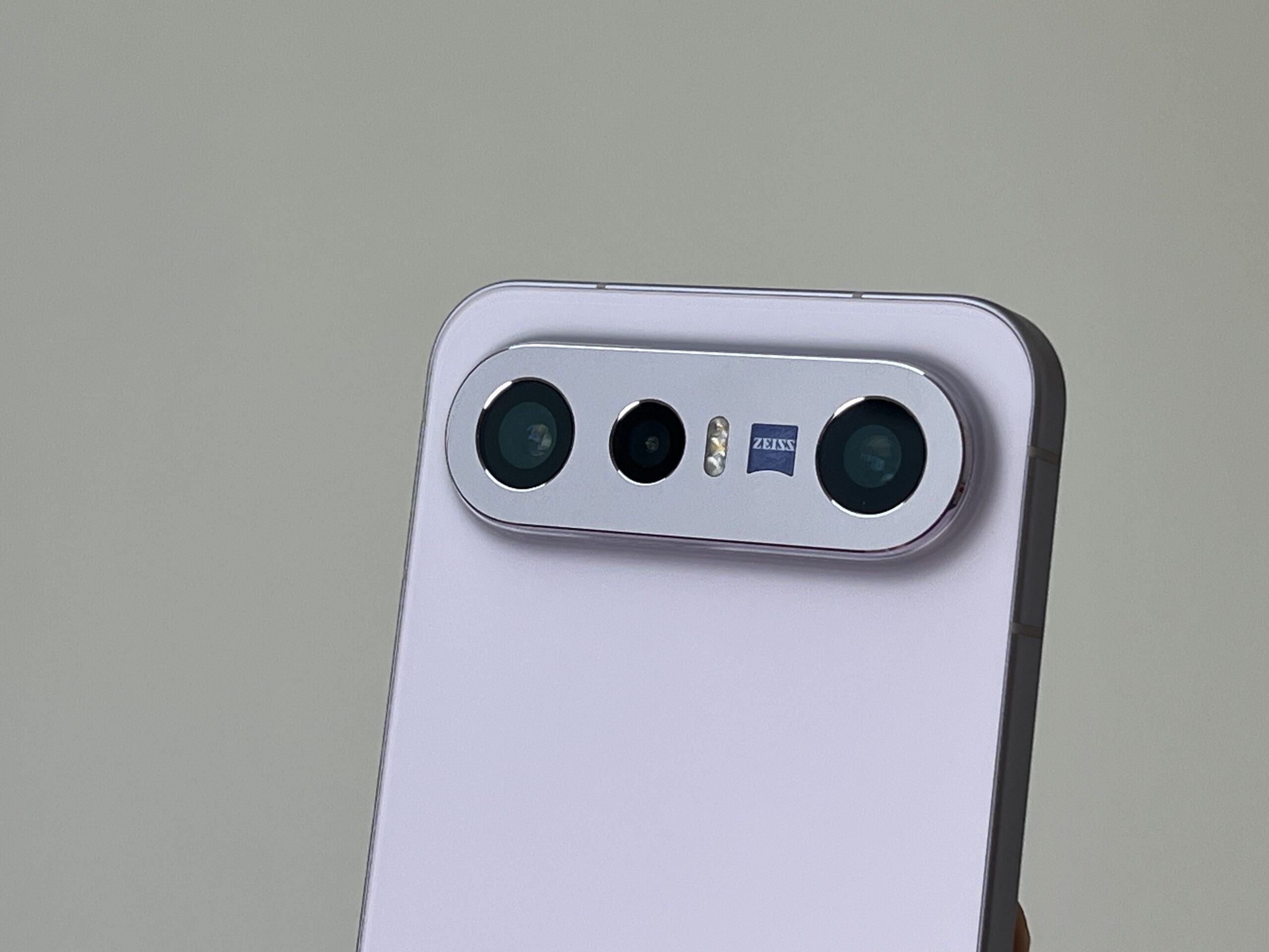 vivo X300 FE评测：小屏轻旗舰，就连“大炮”也很轻！虽是FE但落差不会太明显 - Zing Gadget
